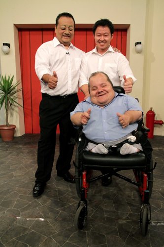 ROMULO LEÓN Y KENYI FUJIMORI FESTEJAN EN EL ESPECIAL DEL HUMOR ...